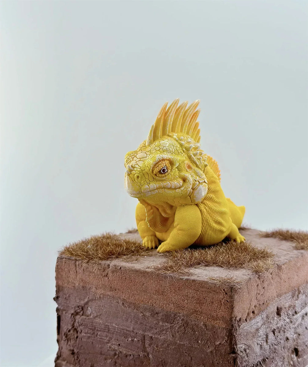 Albino Common Green Iguana Figure – Lana Time Shop